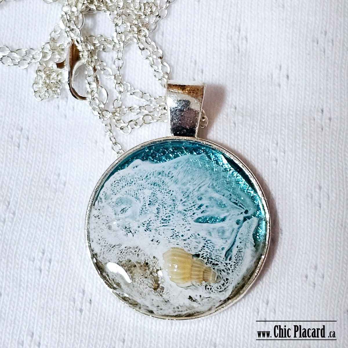 Round pendant on chain by Créations entre vents et tides – Chic Placard